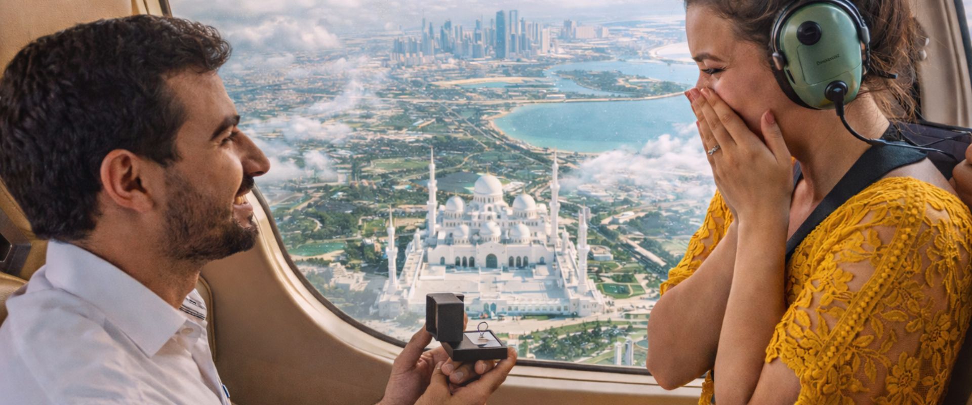 Temukan keajaiban lamaran di atas helikopter di Abu Dhabi.